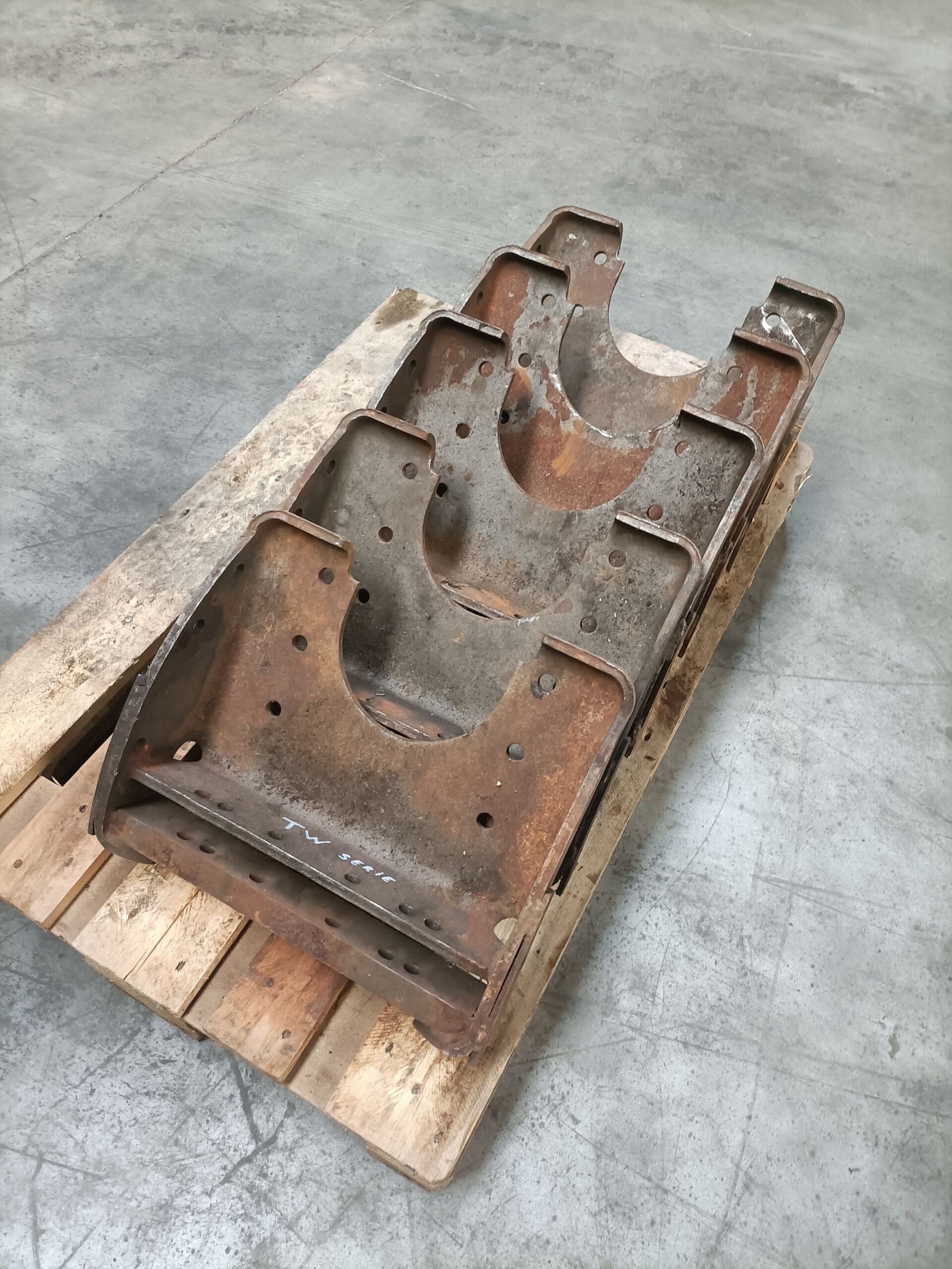 Ford Drawbar Bracket Hook TW Series (2) - Beukeveld Exports BV