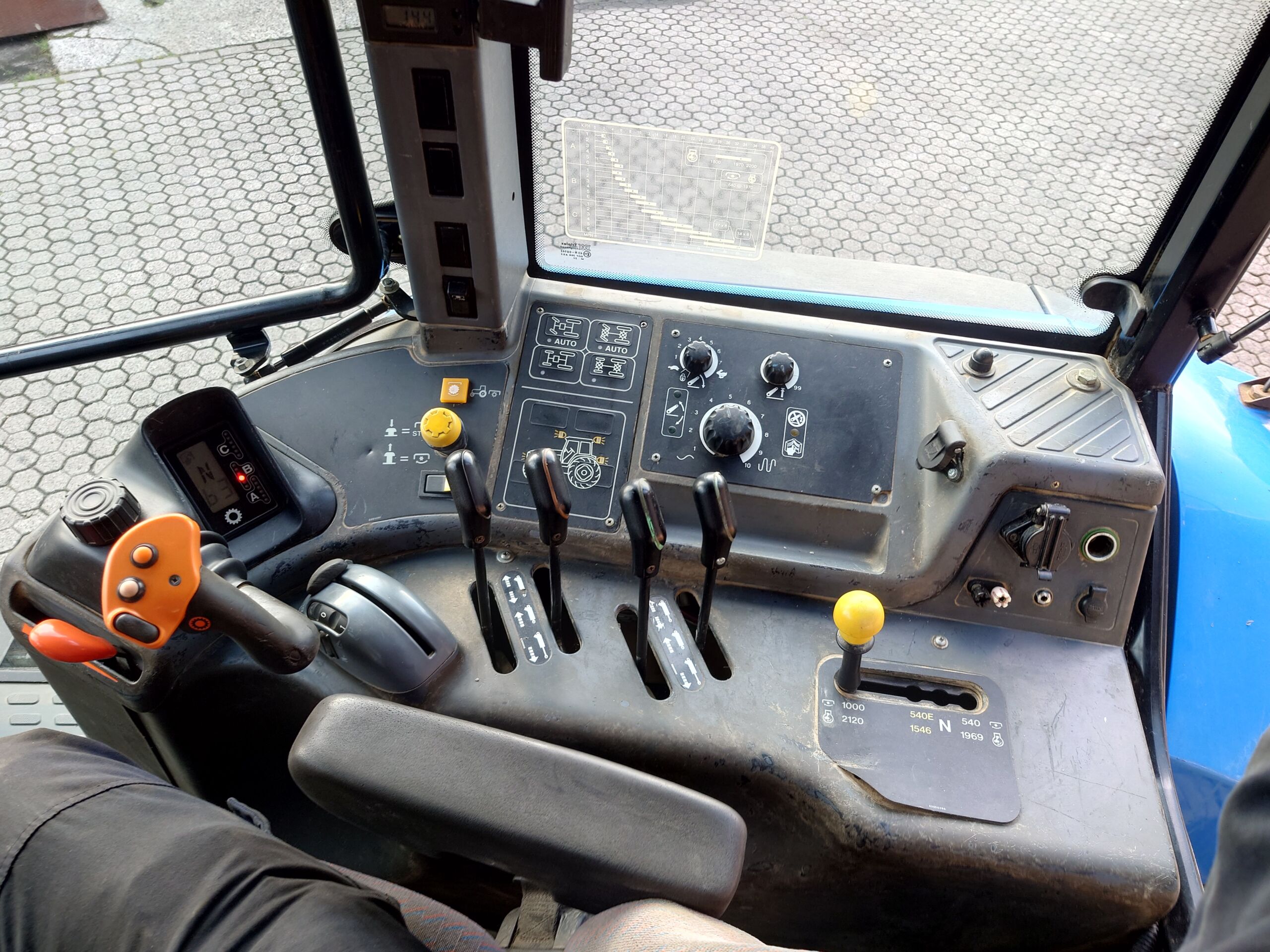 New Holland TM155 Range command (8) - Beukeveld Exports BV