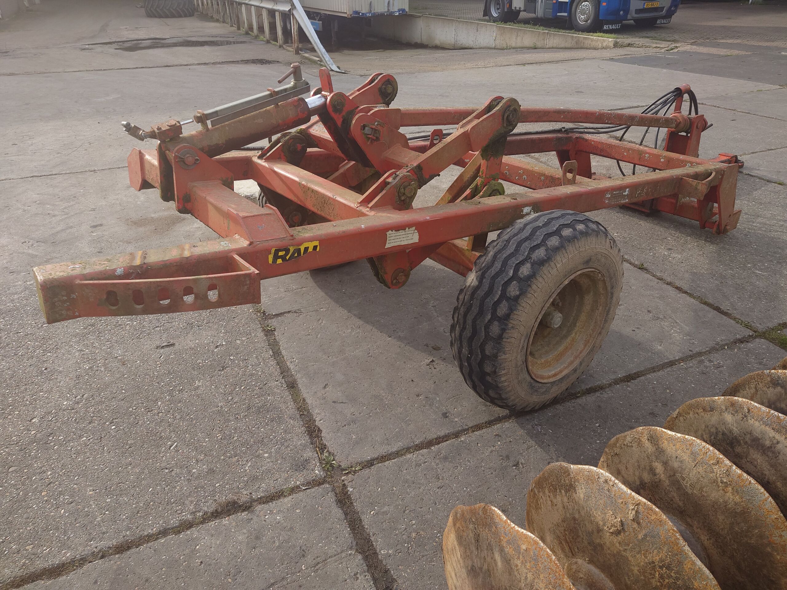 Heavy Duty 24 disc harrow Raud (5) - Beukeveld Exports BV