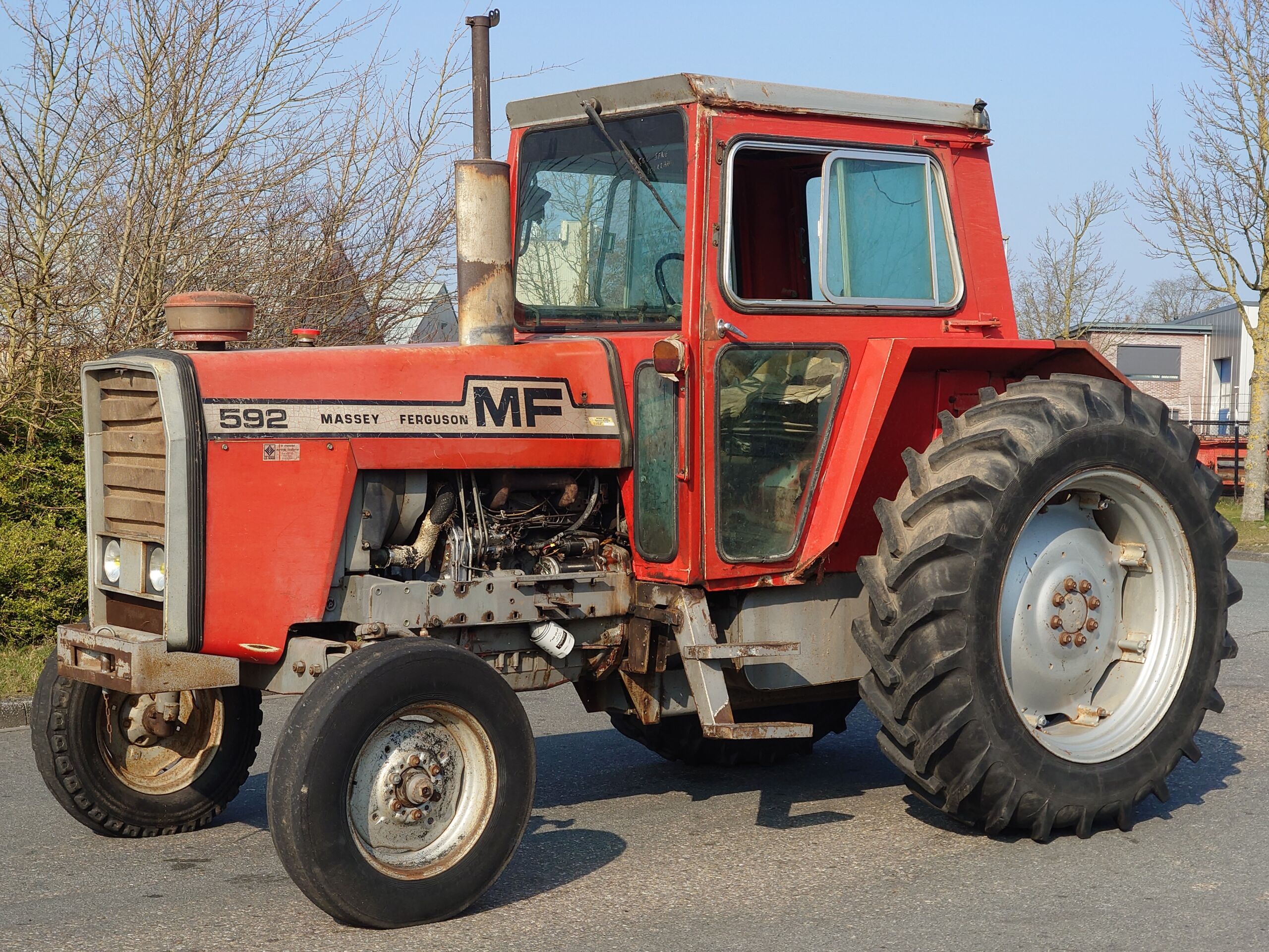 MF 592 2 door cab - Beukeveld Exports BV